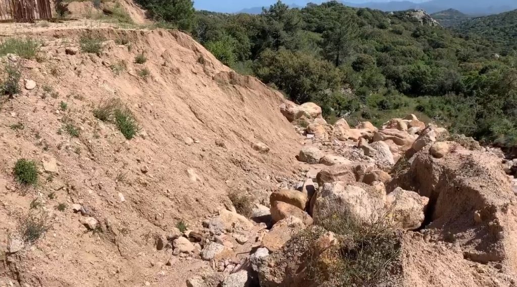 Olbia, Monte Pino e le frane di sabbia: le foto della vergogna