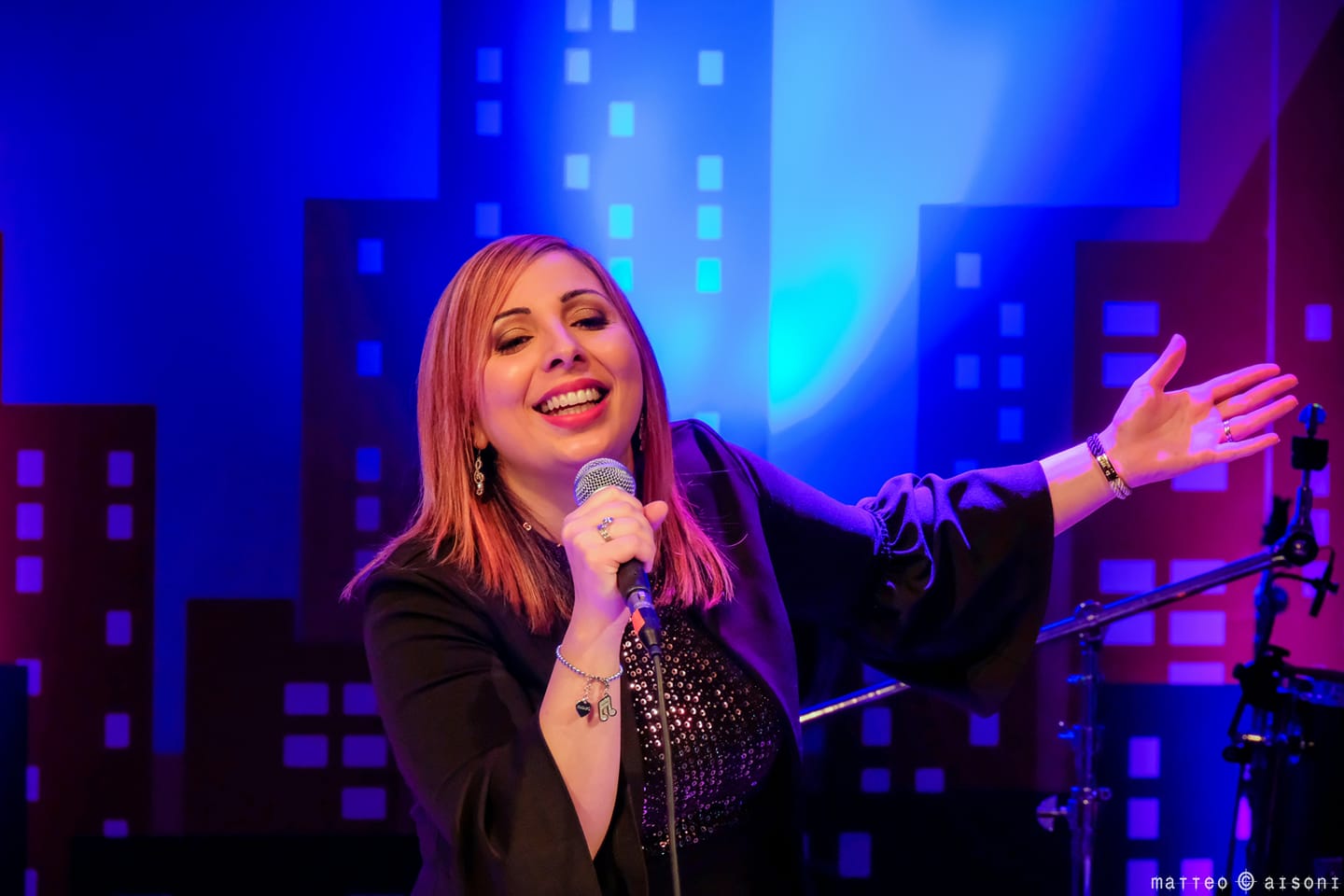 Eliana Nieddu: ecco la voce e il talento rosa fuxia della Gallura