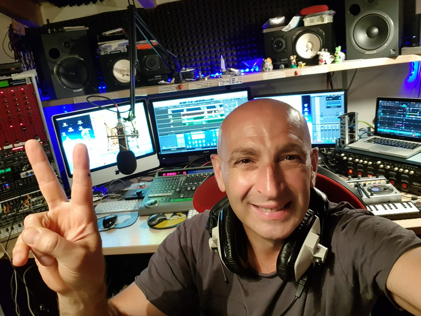 Coronavirus, disco chiuse: il dj Alessandro Azzena fa ballare i suoi ...