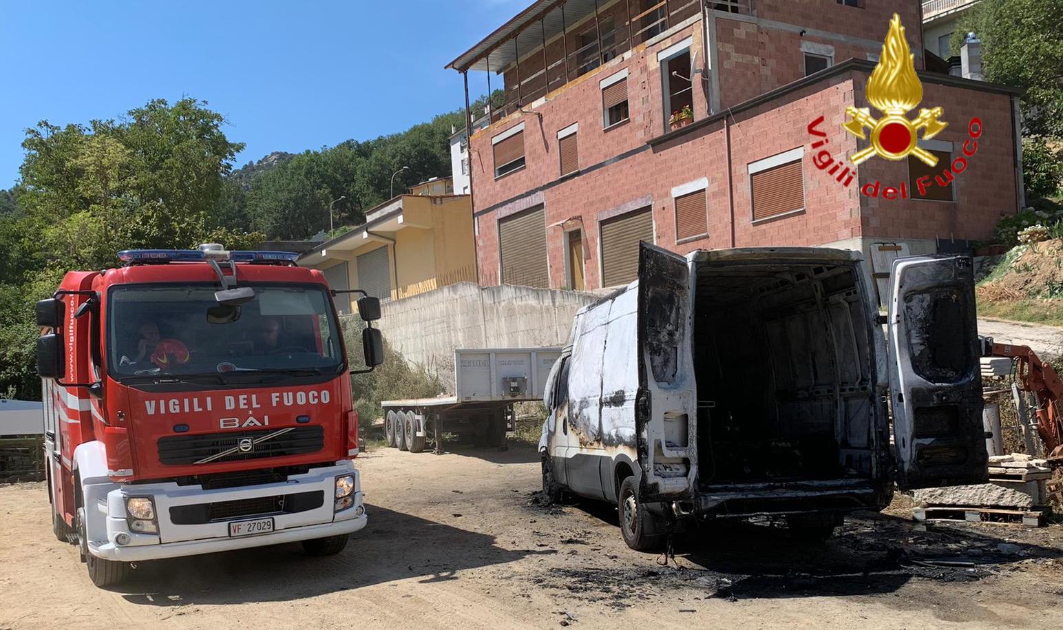 Fiamme in furgone: paura per un corriere Fiamme in furgone: paura per un corriere