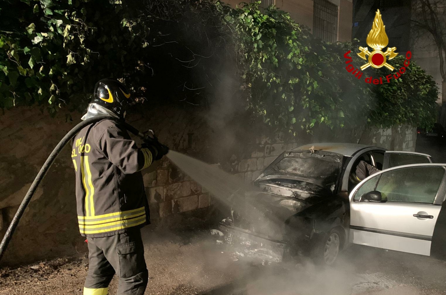 Auto parcheggiata prende fuoco: indagini in corso