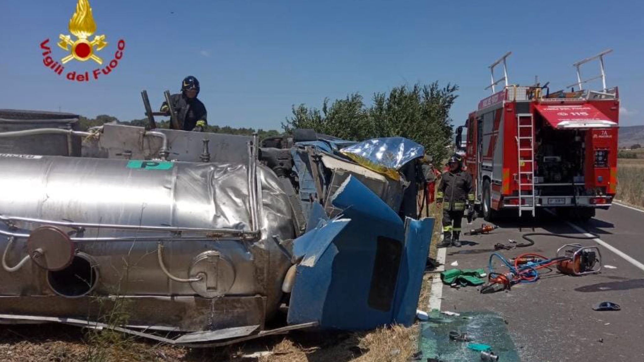 Camion si ribalta: ferito il conducente