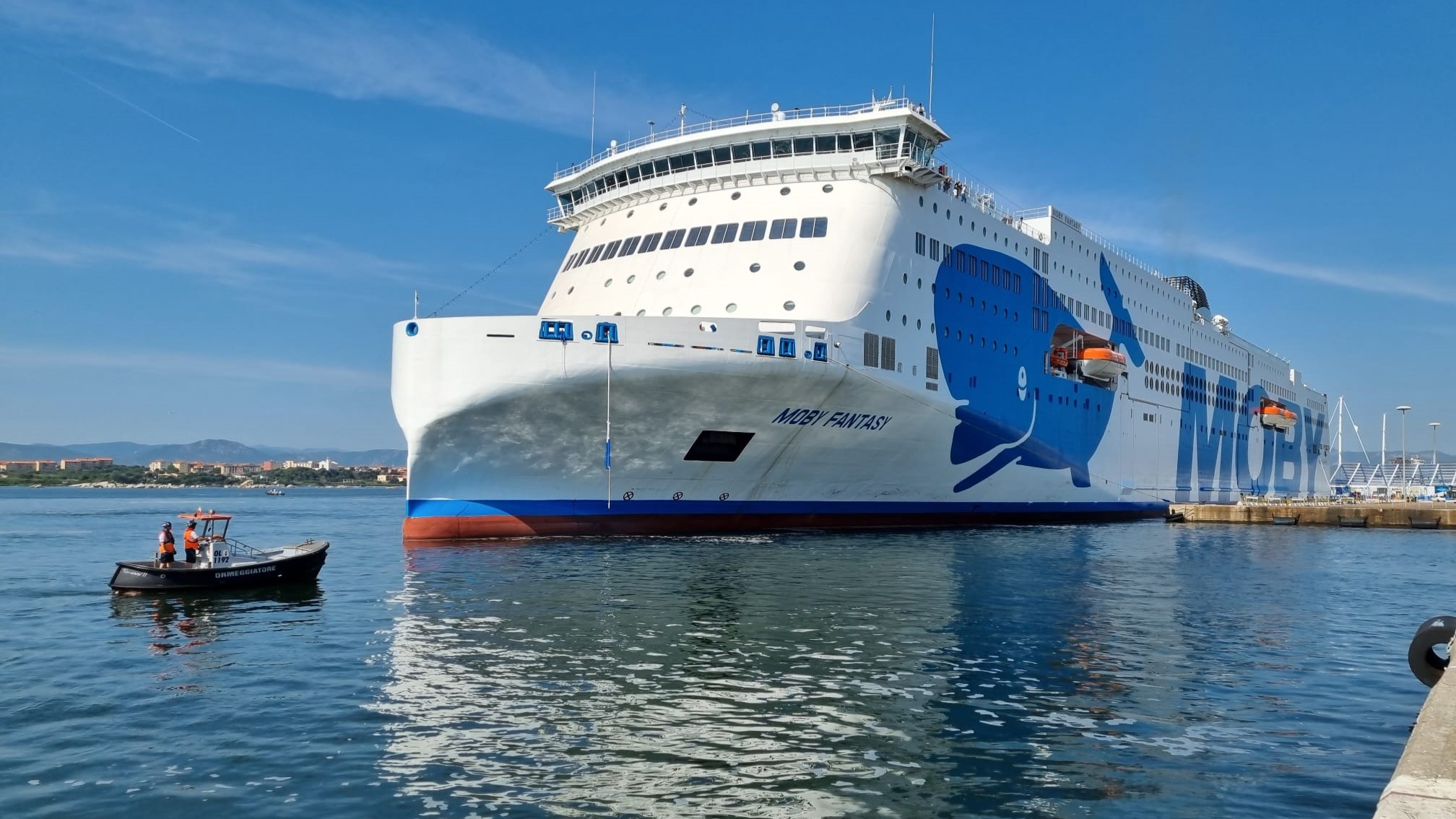 Olbia, arriva la magnifica Moby Fantasy: un benvenuto con fuochi d'artificio