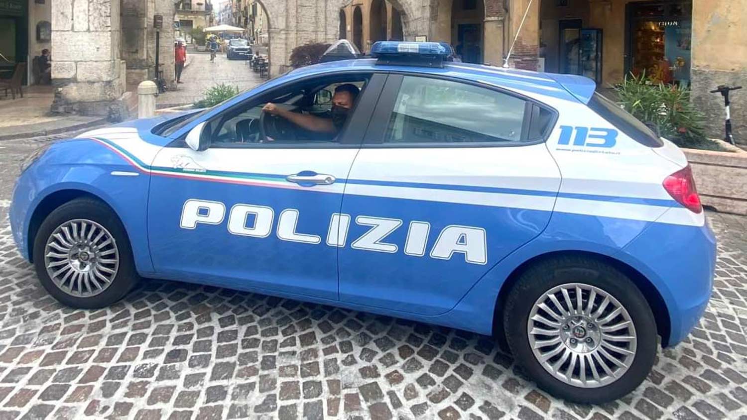 Tenta di rubare nelle auto parcheggiate: arrestato