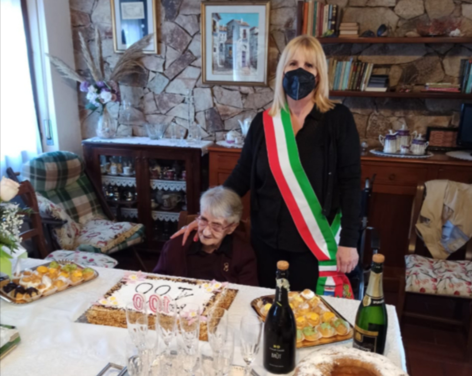 Santa Teresa: la sindaca Nadia Matta omaggia con emozione la centenaria ...